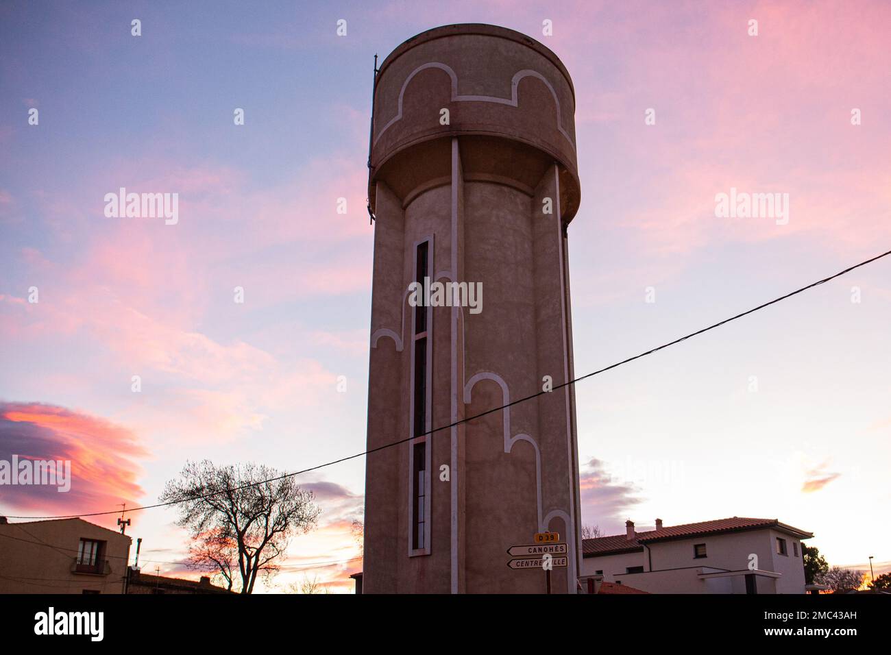Château d'eau dans paysage urbain. Toulouges, le 26 décembre 2020 ...