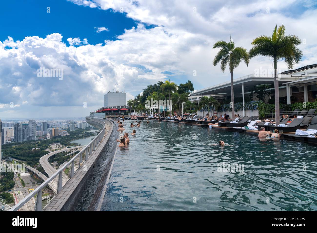 Raffles hotel singapore pool hi-res stock photography and images - Alamy