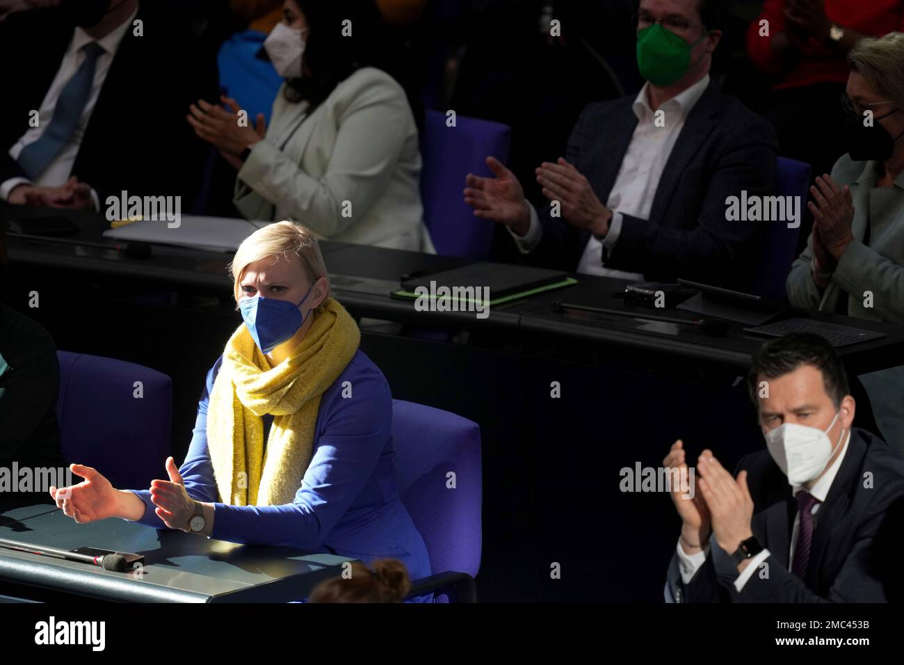 A lawmaker of the German Green party wears the colors yellow an blue ...