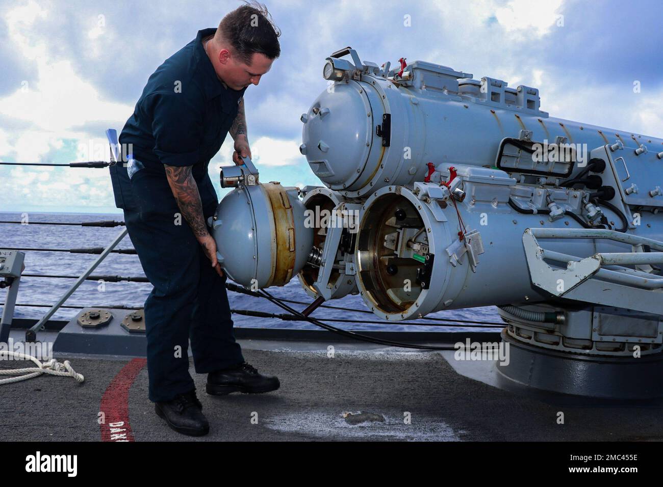 PACIFIC OCEAN (June 24, 2022) Gunner’s Mate 2nd Class William Shukait ...
