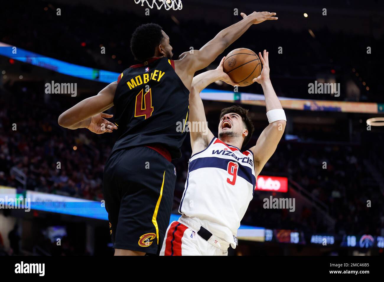 Cleveland Cavaliers' Evan Mobley (4) defends against a shot by ...