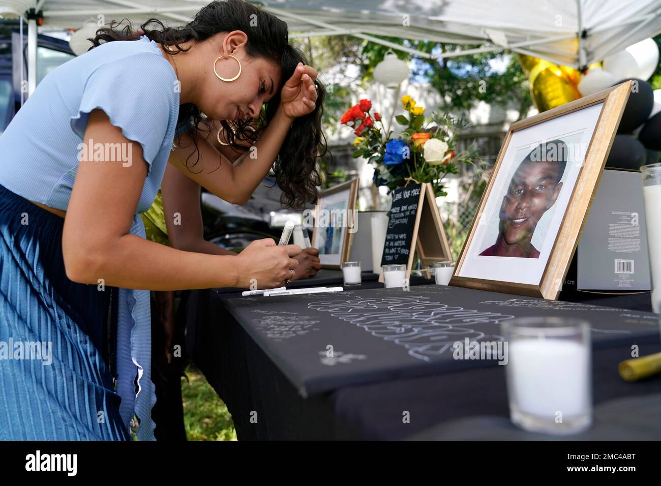 Natalie Rivas signs her name to a memorial remembering Trayvon Martin ...