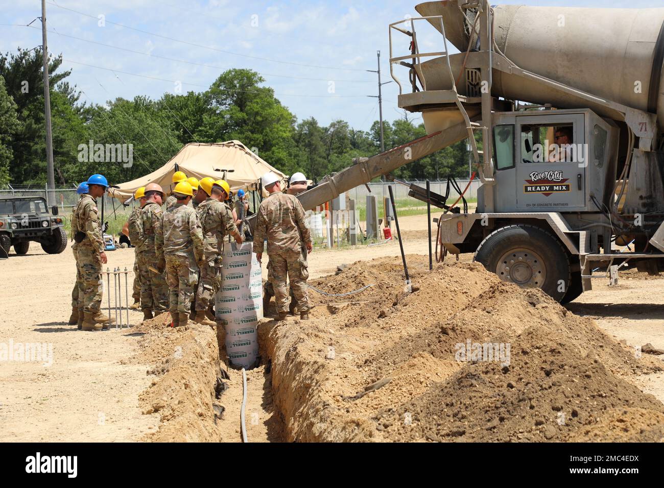 U.S. Army Reserve Engineers with the 601st Engineer Detachment of ...