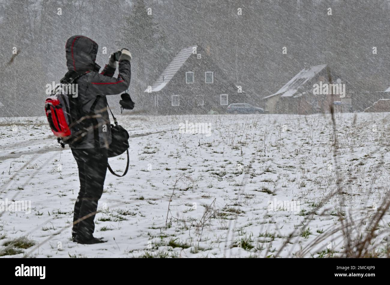 Leipe, Germany. 21st Jan, 2023. A person takes a photo of the wintry ...