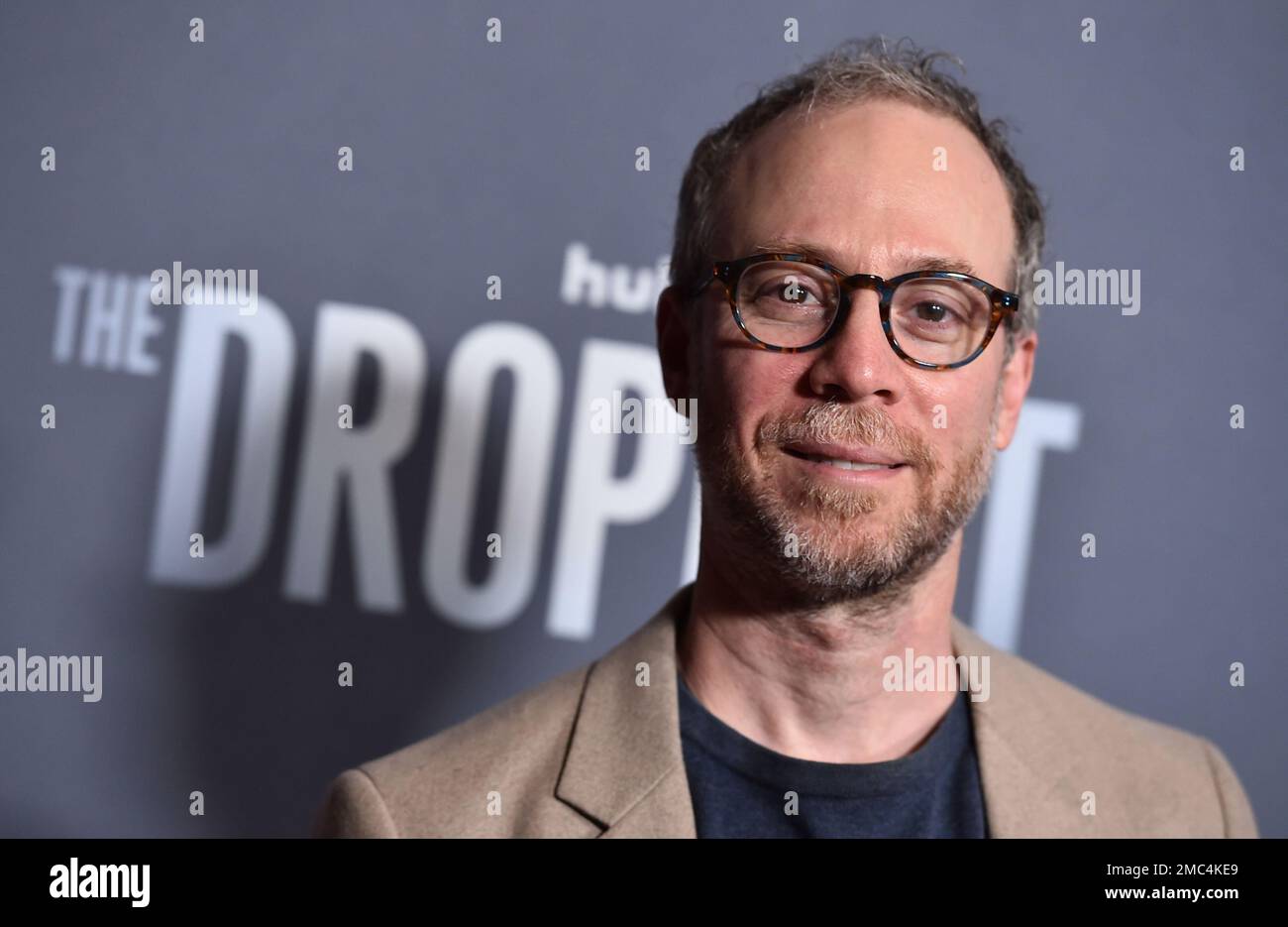 Kevin Sussman arrives at the premiere of "The Dropout" at DGA Theater ...
