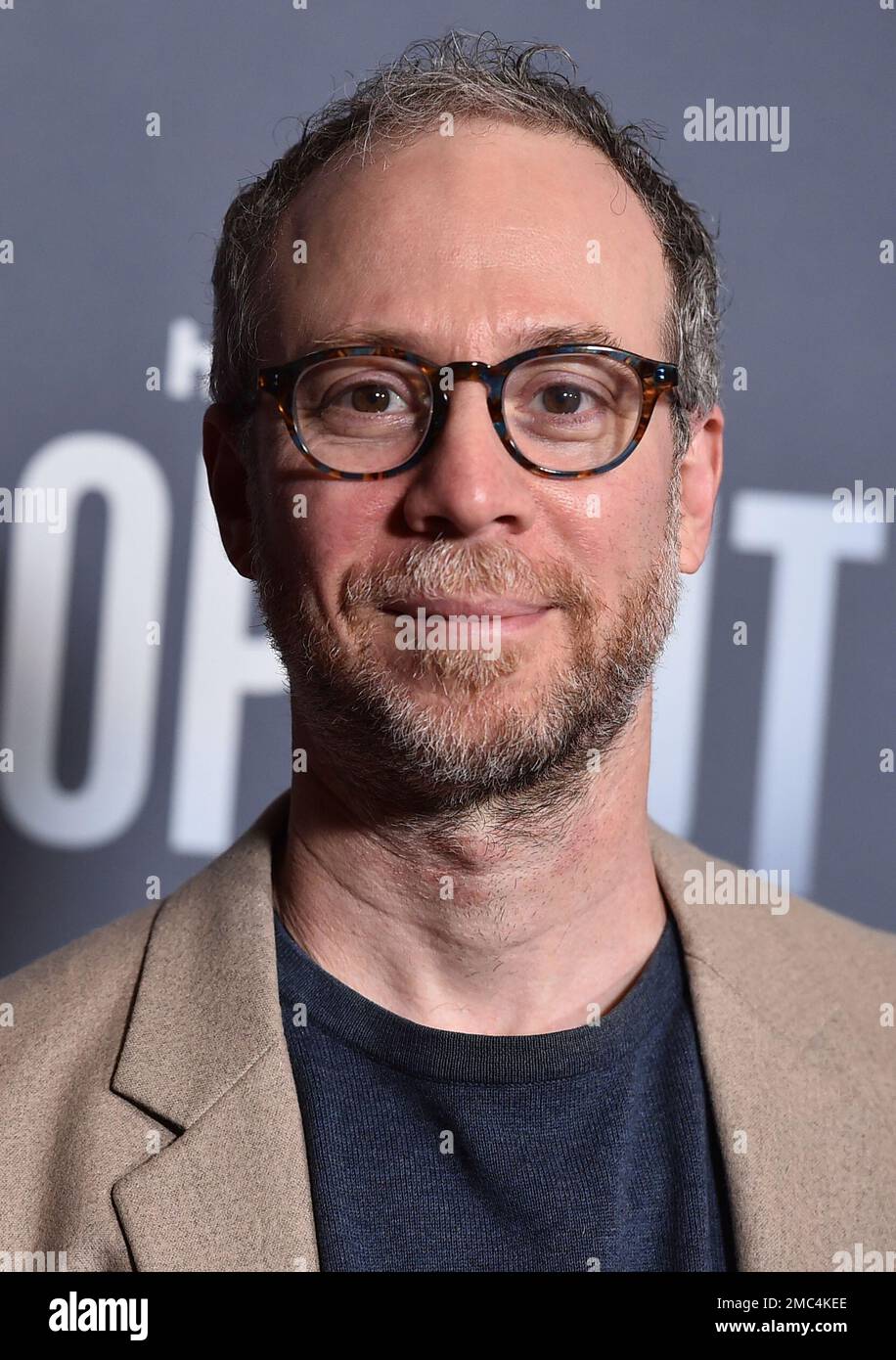 Kevin Sussman arrives at the premiere of "The Dropout" at DGA Theater ...