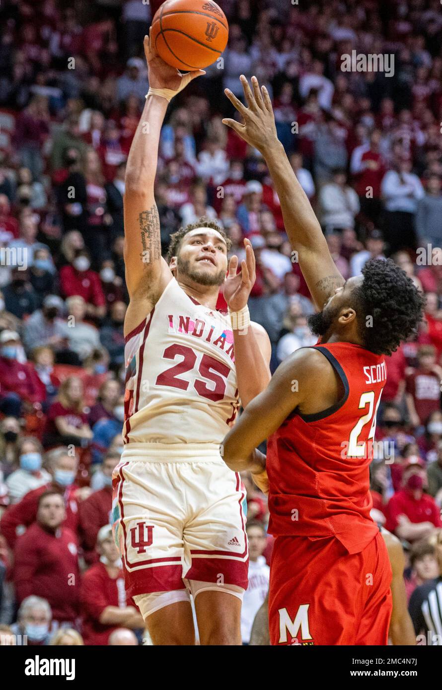 Indiana forward Race Thompson (25) shoots while defended by Maryland ...