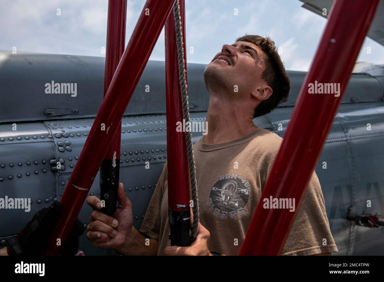 220624-N-UL352-1047 ATLANTIC OCEAN (June 24, 2022) Aviation Ordnanceman ...