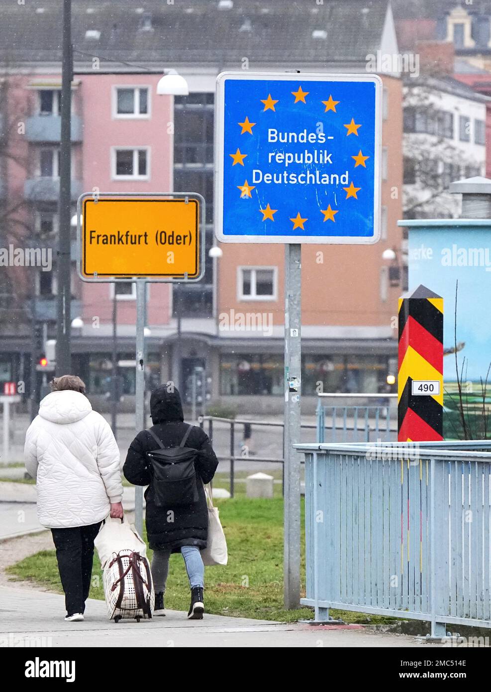 18 January 2023, Brandenburg, Frankfurt (Oder): Passers-by walking from ...