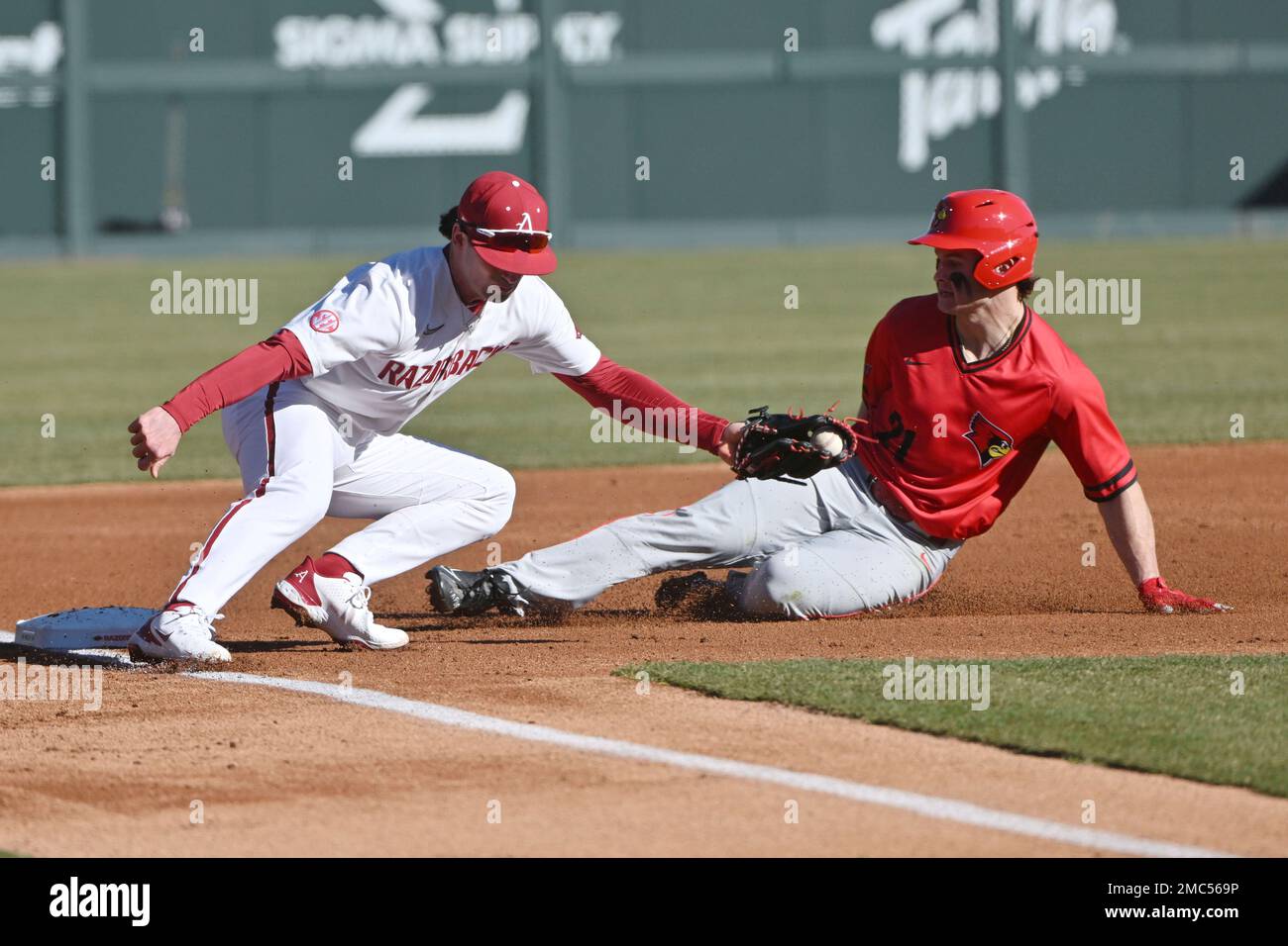 Arkansas third baseman Cayden Wallace (7) tries to put the tag on ...