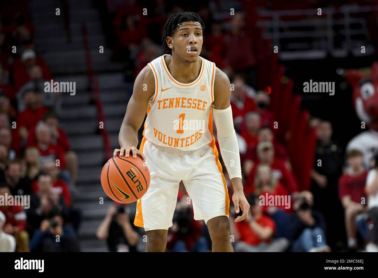 Tennessee guard Kennedy Chandler (1) runs a play against Arkansas ...