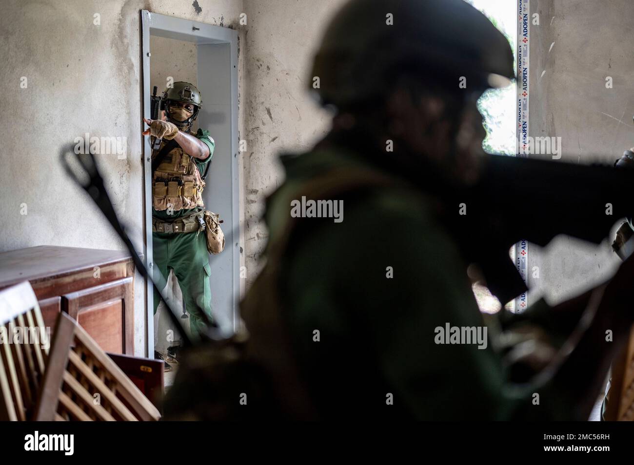 Ivorian special forces soldiers conduct an urban reconnaissance ...