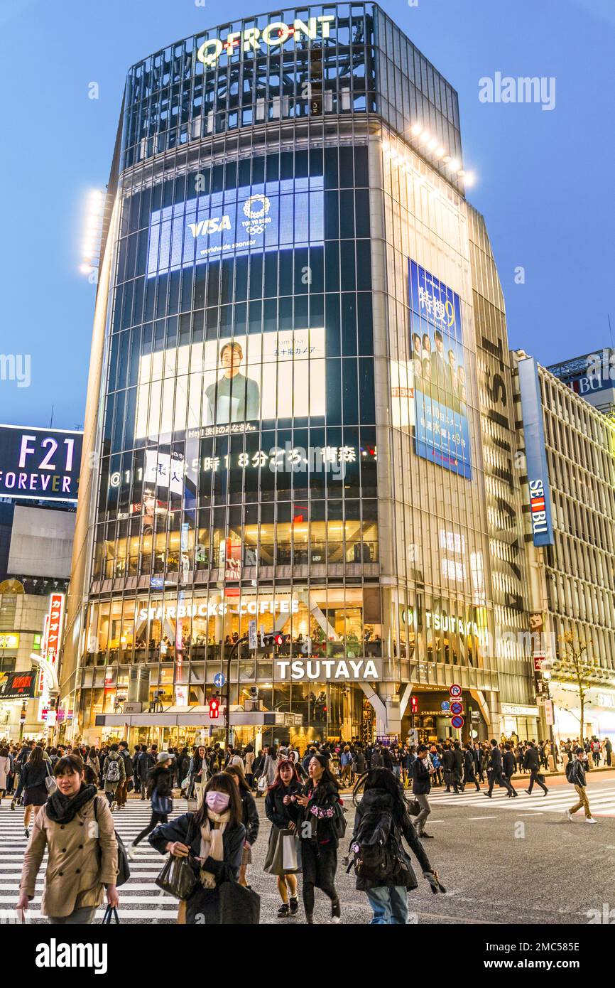 Tokyo. Shibuya. The famous landmark scramble crossing, with people ...