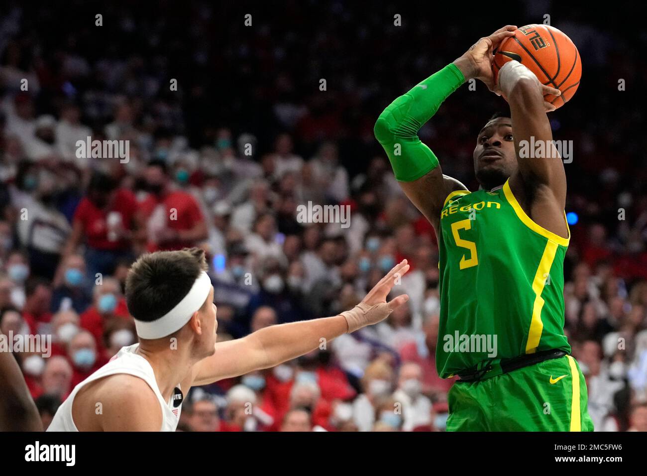 Oregon guard DeVion Harmon (5) shoots over Arizona guard Kerr Kriisa ...