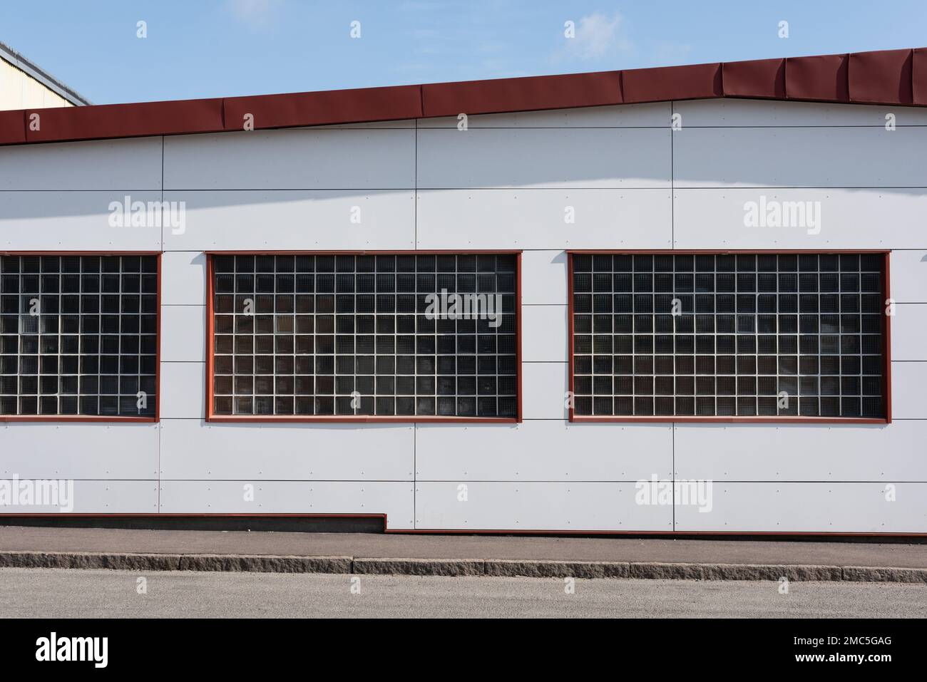 Side wall of a one storey workshop Stock Photo - Alamy