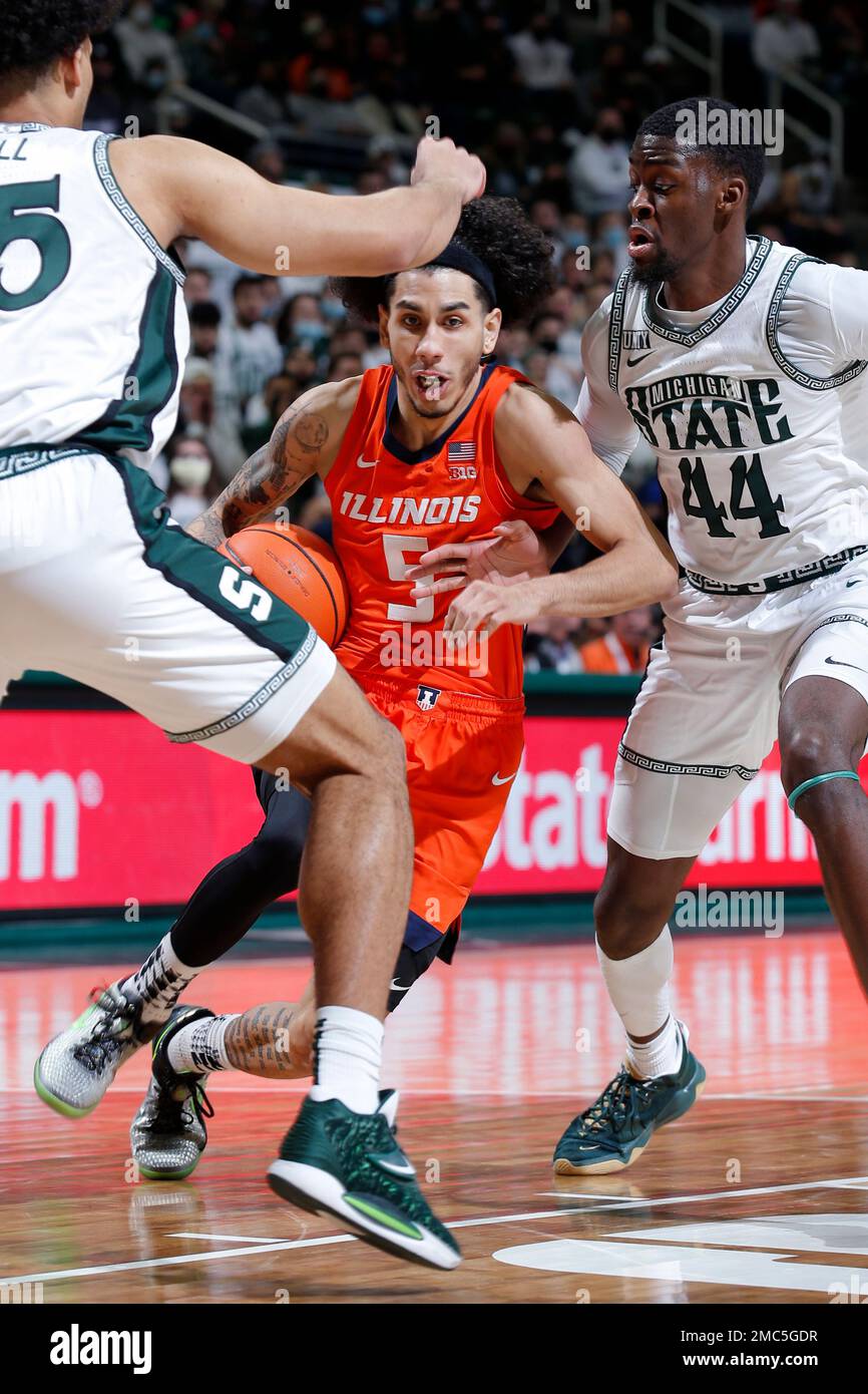 Illinois' Andre Curbelo, center, drives between Michigan State's Gabe ...