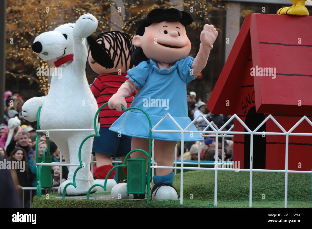 Macy's thanksgiving day parade snoopy hi-res stock photography and ...