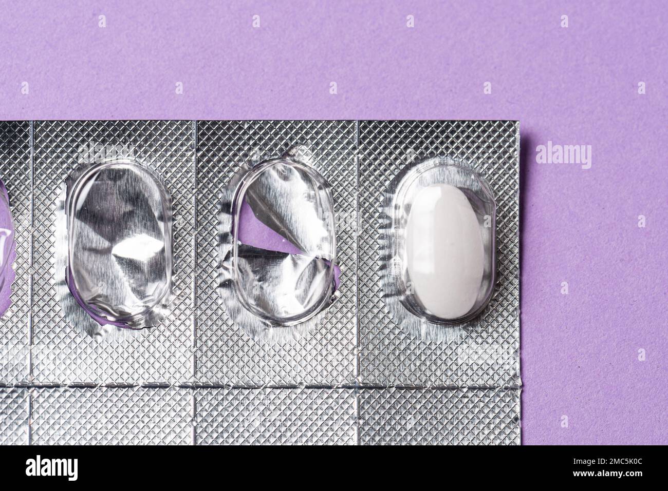 White medicine pill in a blister pack Stock Photo - Alamy