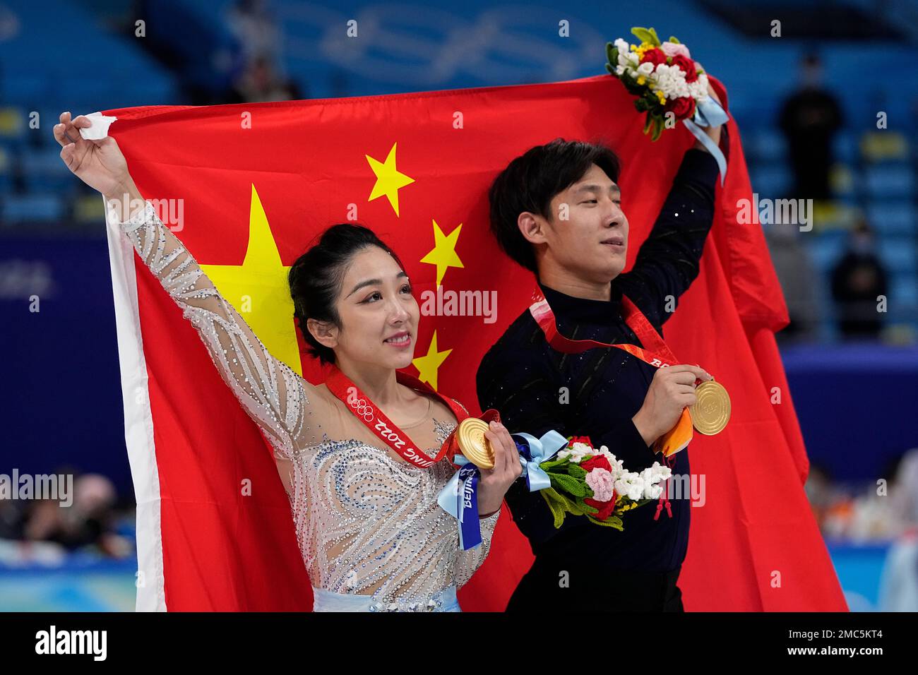 Gold medalists, Sui Wenjing and Han Cong, of China, pose during a medal ...