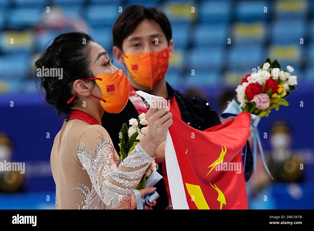 Gold medalists, Sui Wenjing and Han Cong, of China, pose during a medal ...