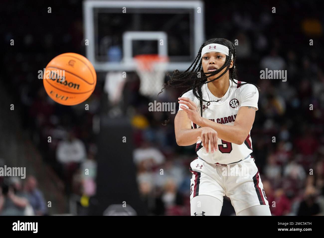 South Carolina guard Destanni Henderson passes the ball during the ...