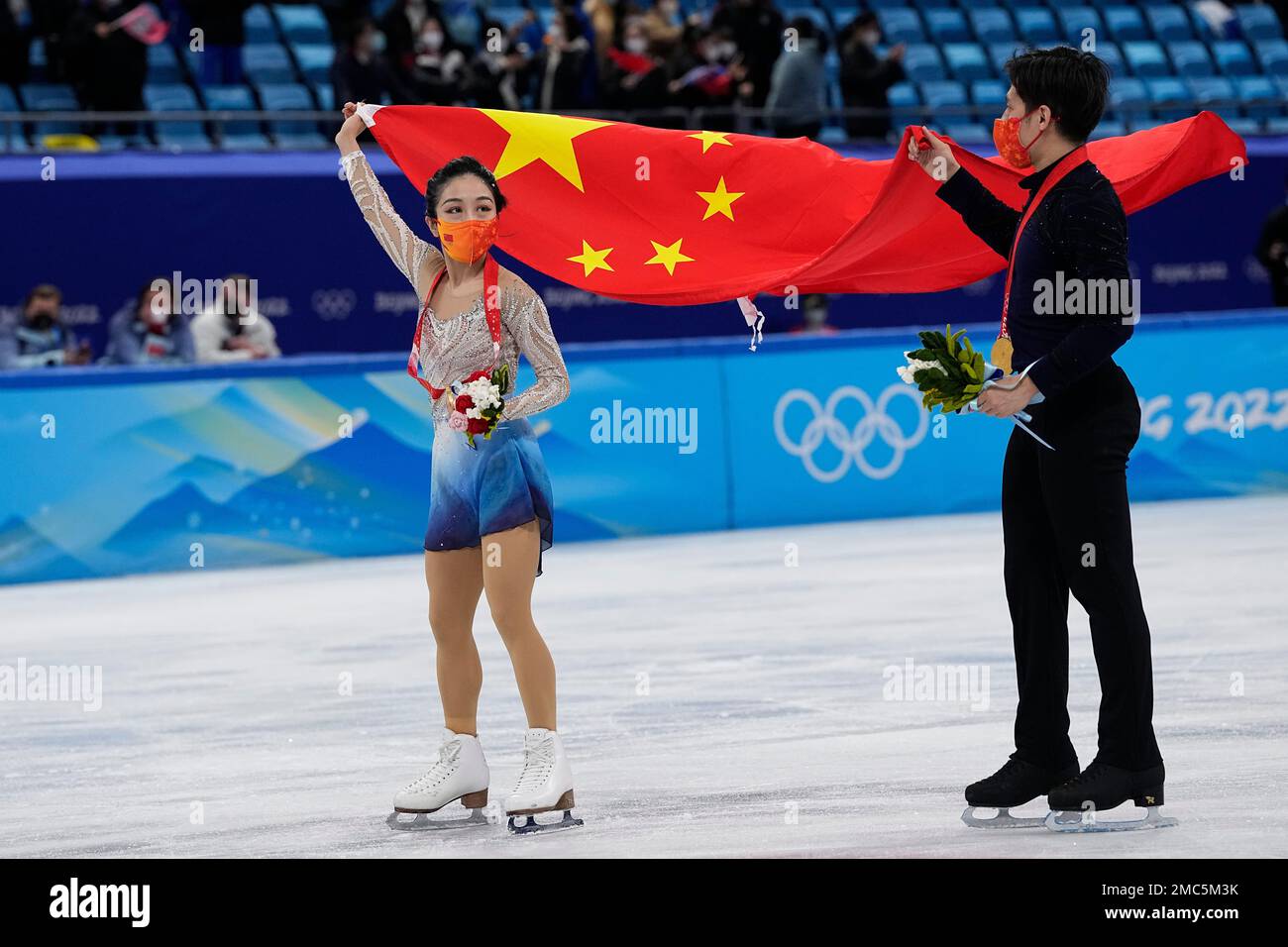 Gold medalists, Sui Wenjing and Han Cong, of China, pose during a medal ...