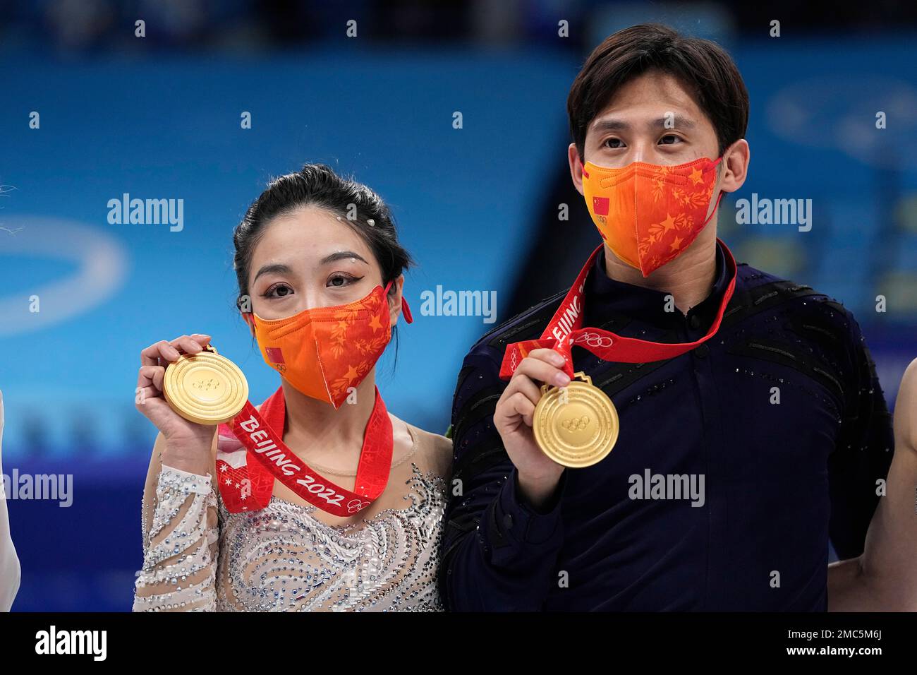 Gold medalists, Sui Wenjing and Han Cong, of China, pose during a medal ...