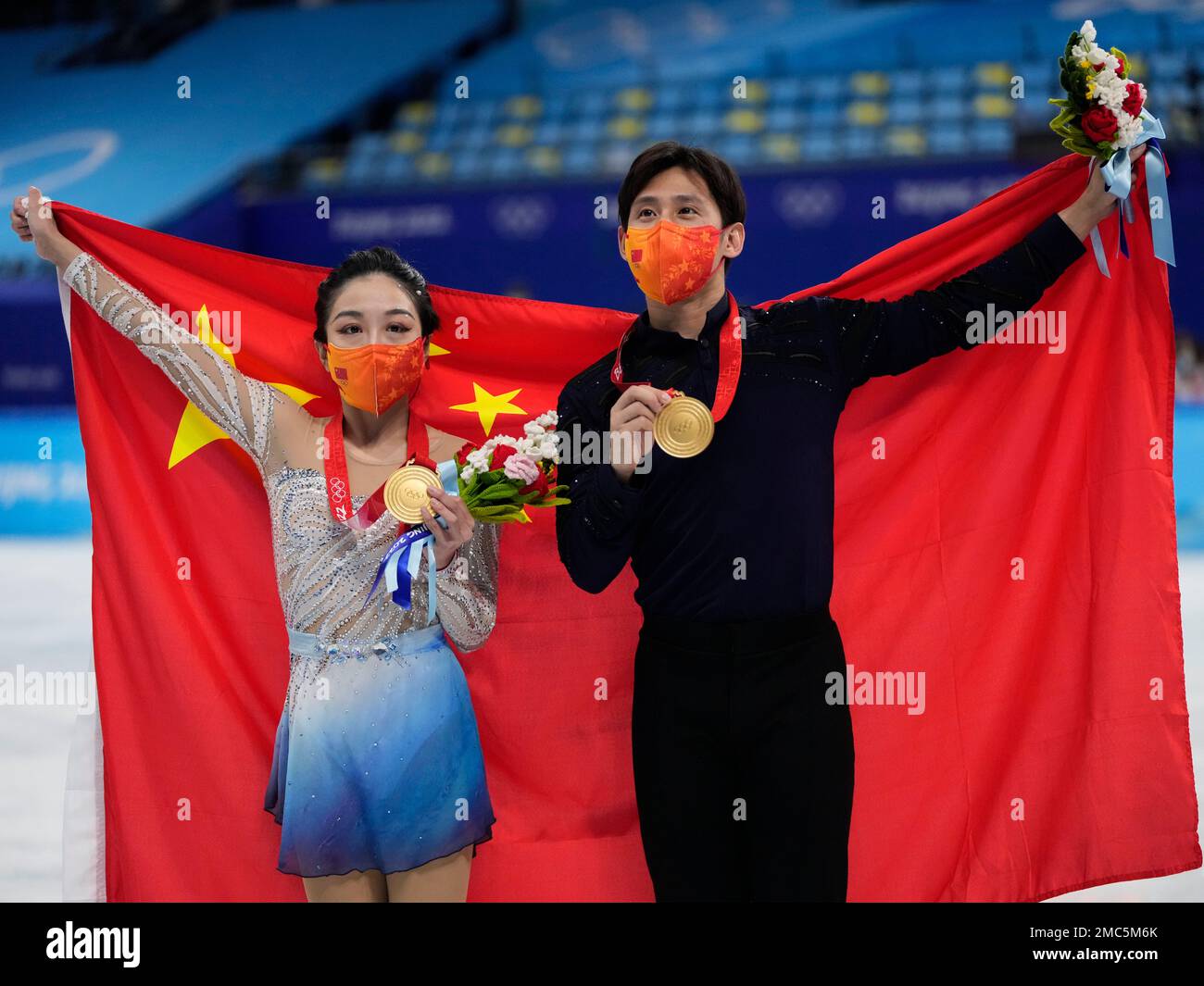 Sui Wenjing and Han Cong, of China, pose with their gold medals after ...