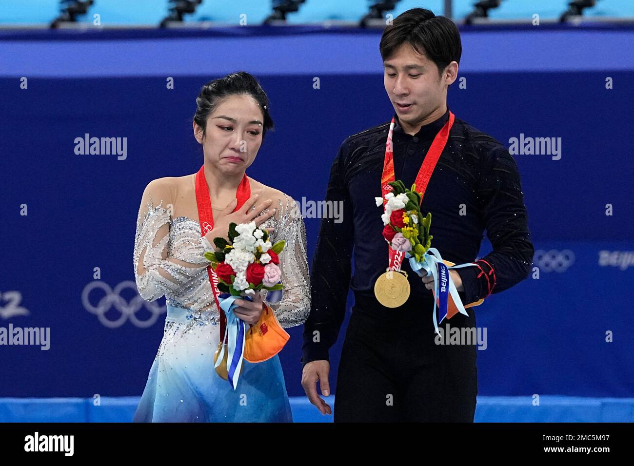 Gold medalists, Sui Wenjing and Han Cong, of China, pose during a medal ...
