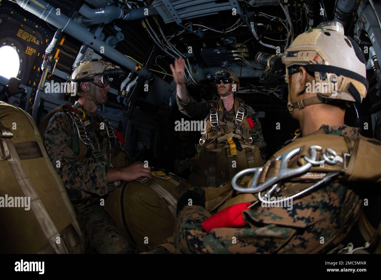 U.S. reconnaissance Marines with Amphibious Reconnaissance Platoon ...