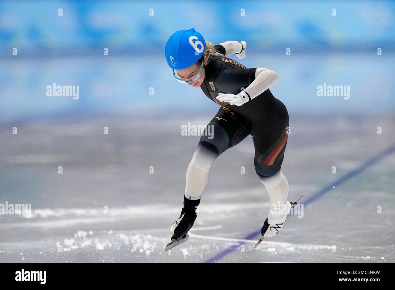 Michelle Uhrig of Germany falls during the women's speedskating mass ...