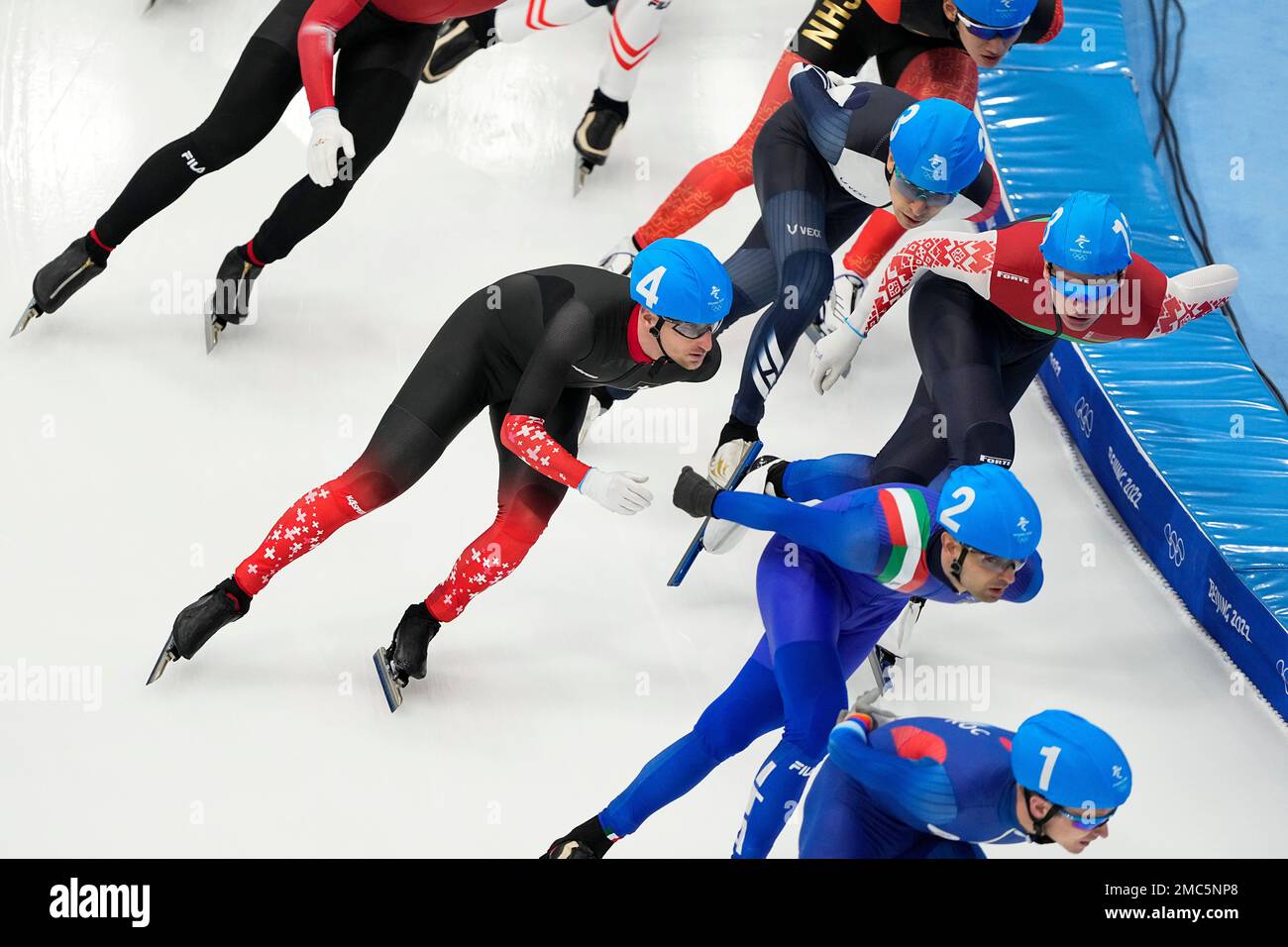Athletes compete during the men's speedskating mass start semifinals at ...