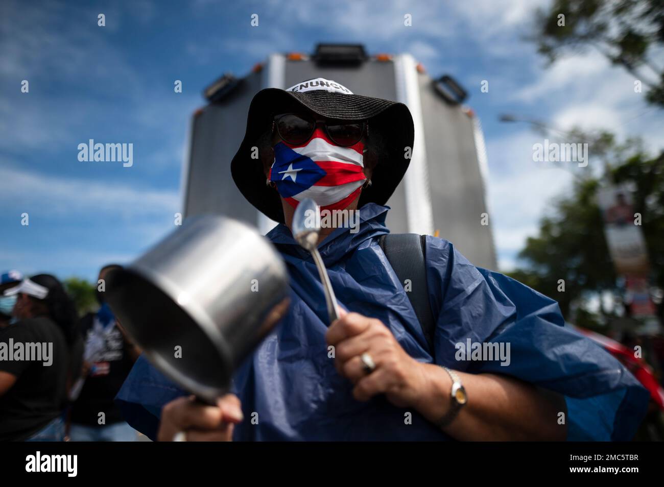 Public employees march to demand better salaries, adequate pensions and ...