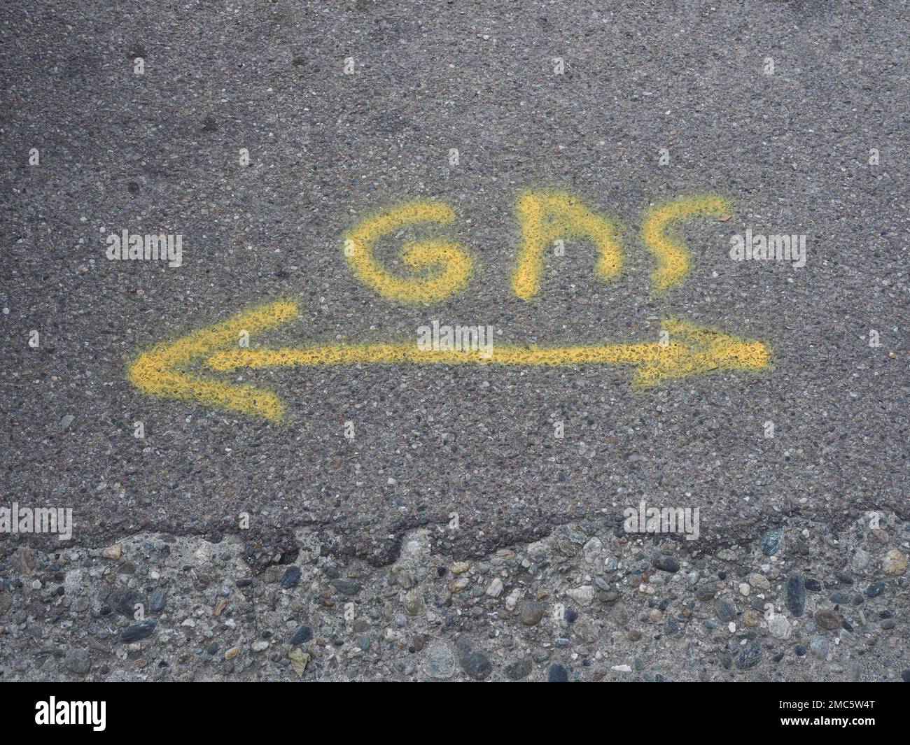 gas pipe arrow sign painted on tarmac Stock Photo - Alamy