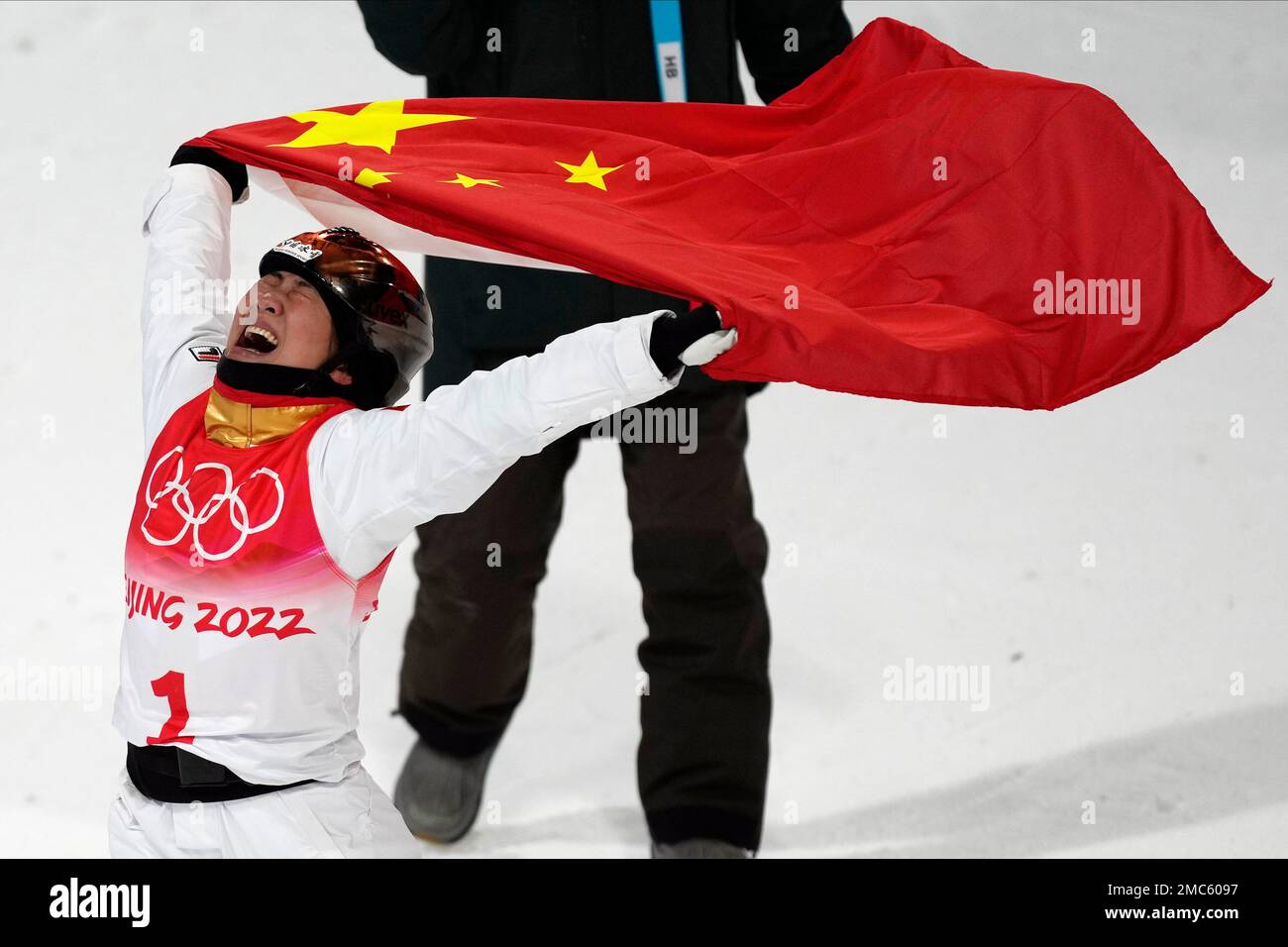 China's Xu Mengtao celebrates after winning a gold medal in the women's ...