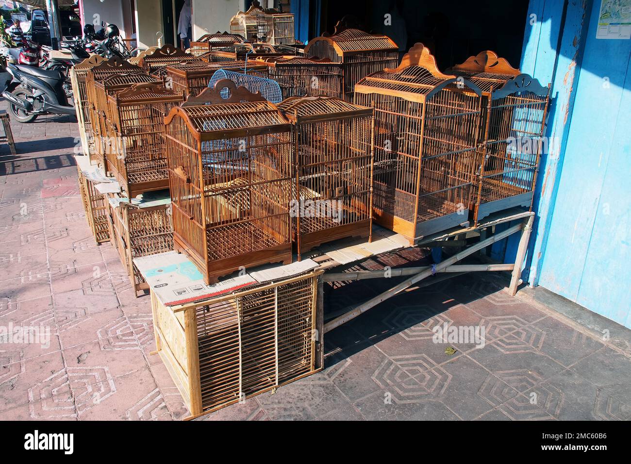 Tropical bird cages hi-res stock photography and images - Alamy