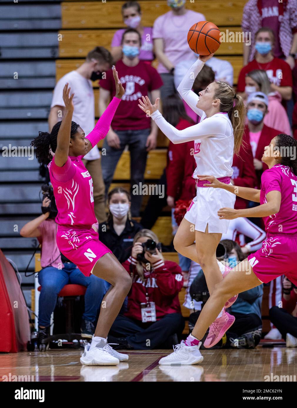 Indiana guard Nicole Cardano-Hillary (4) shoots over the defense of ...
