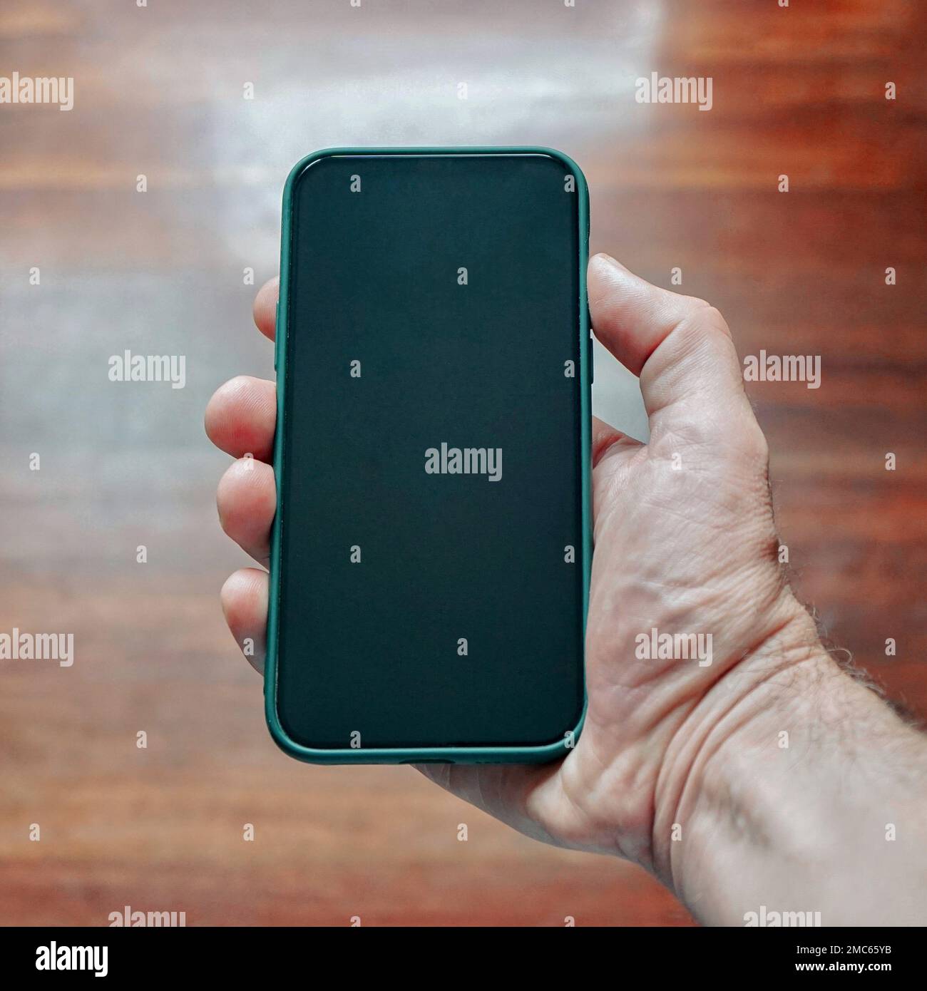 hand holding a smart phone, phone addicted Stock Photo - Alamy