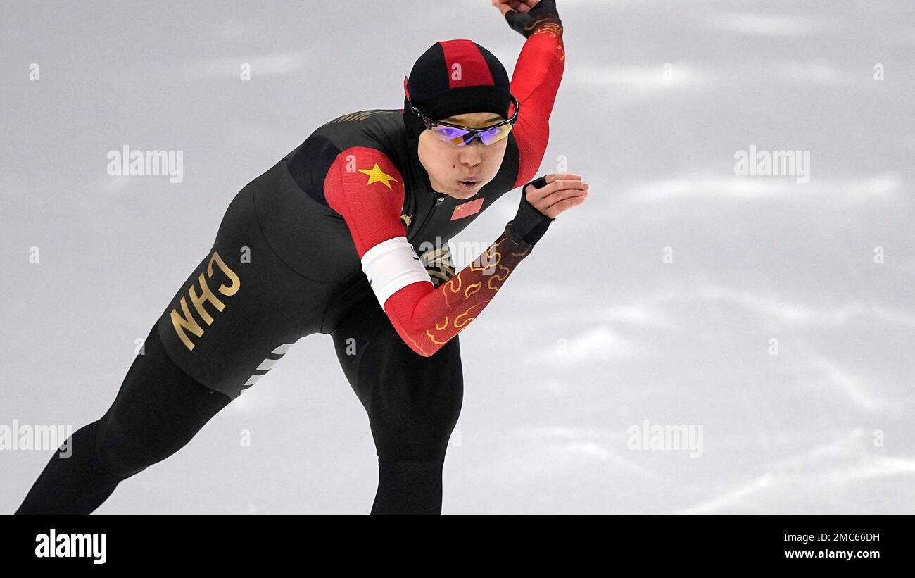 Li Qishi of China competes during the women's speedskating 1,000-meter ...