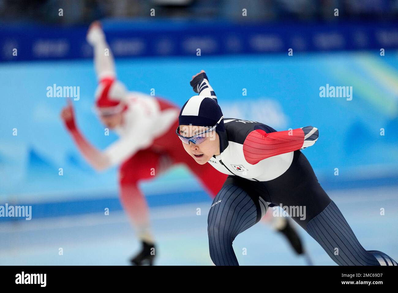 Kim Min-sun of South Korea competes against Karolina Bosiek of Poland ...