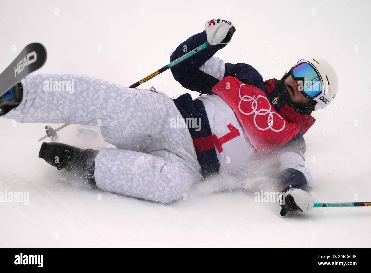United States's Aaron Blunck falls during the men's halfpipe ...