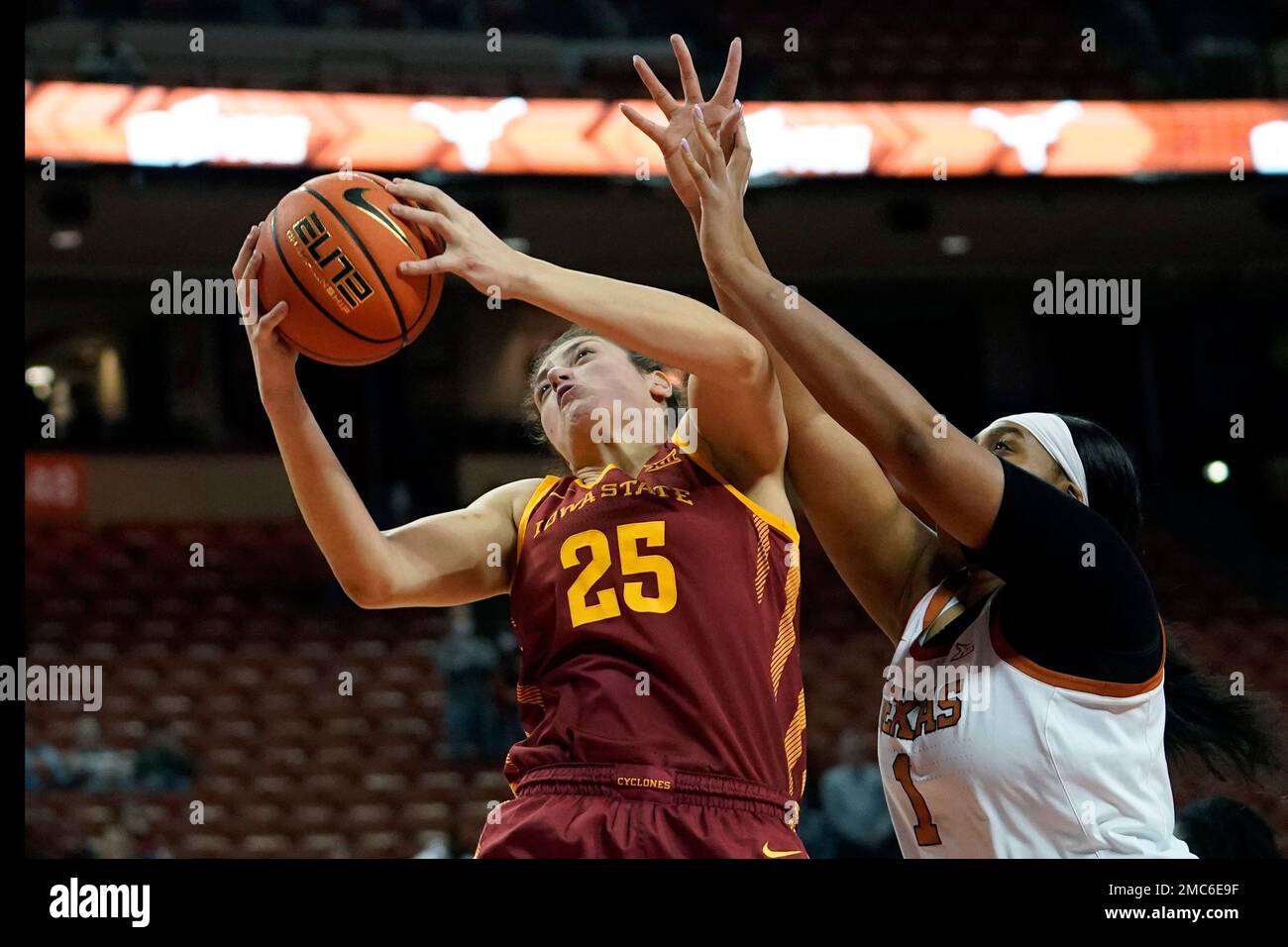 Iowa State center Beatriz Jordao (25) drives to the basket against ...