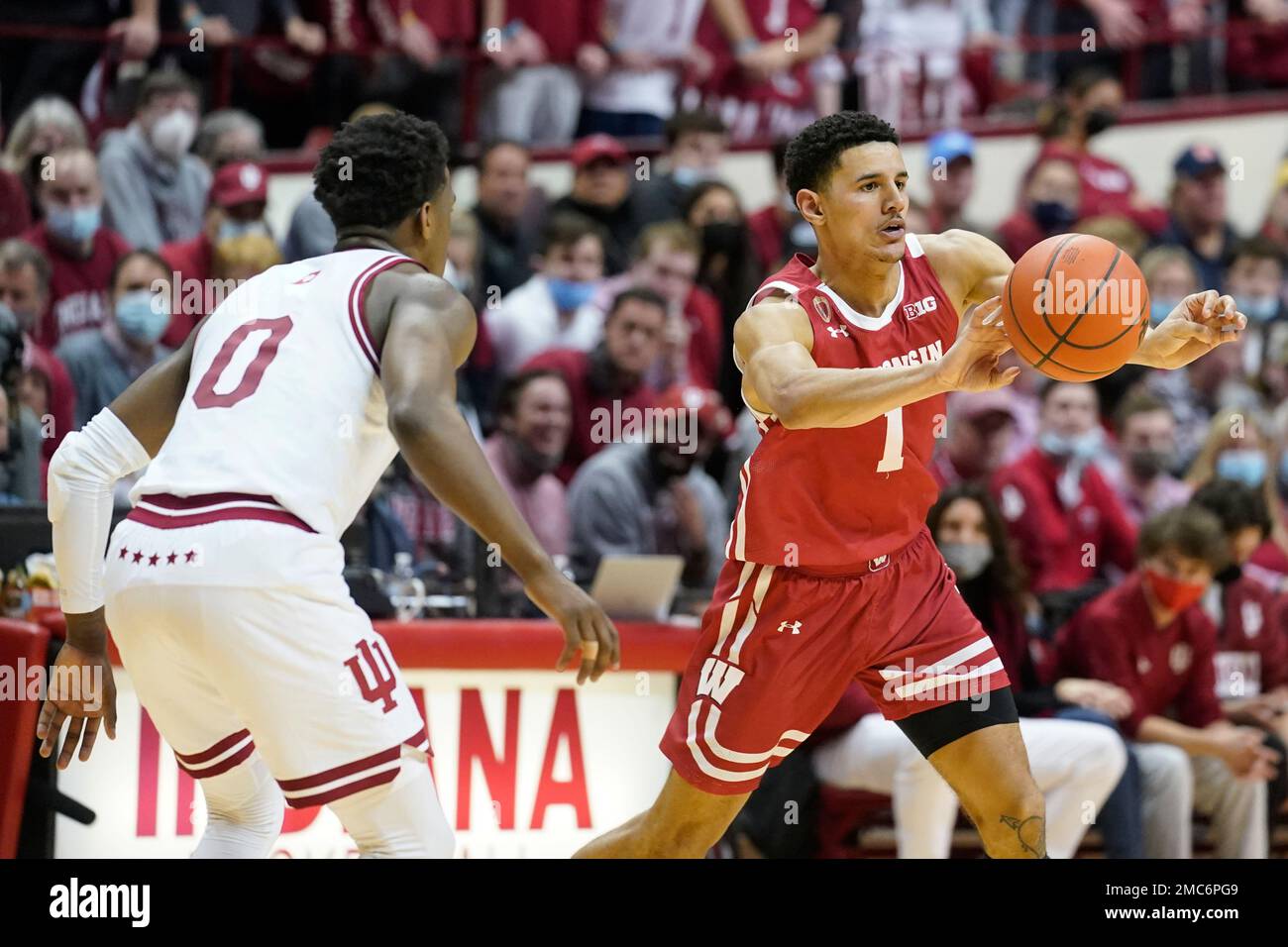 Wisconsin's Johnny Davis (1) passes against Indiana's Xavier Johnson (0 ...