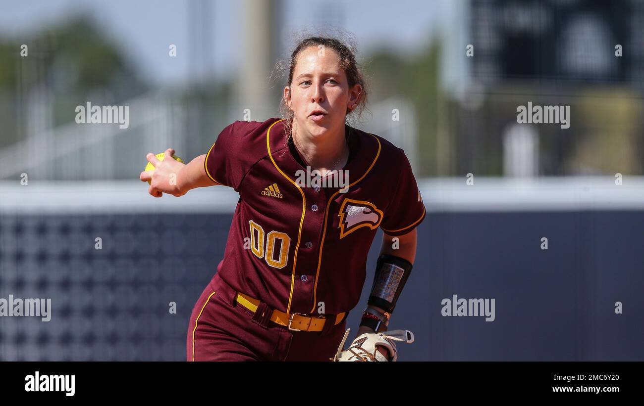 Winthrop pitcher Mackenzie Smith (00) throws a pitch during an NCAA ...