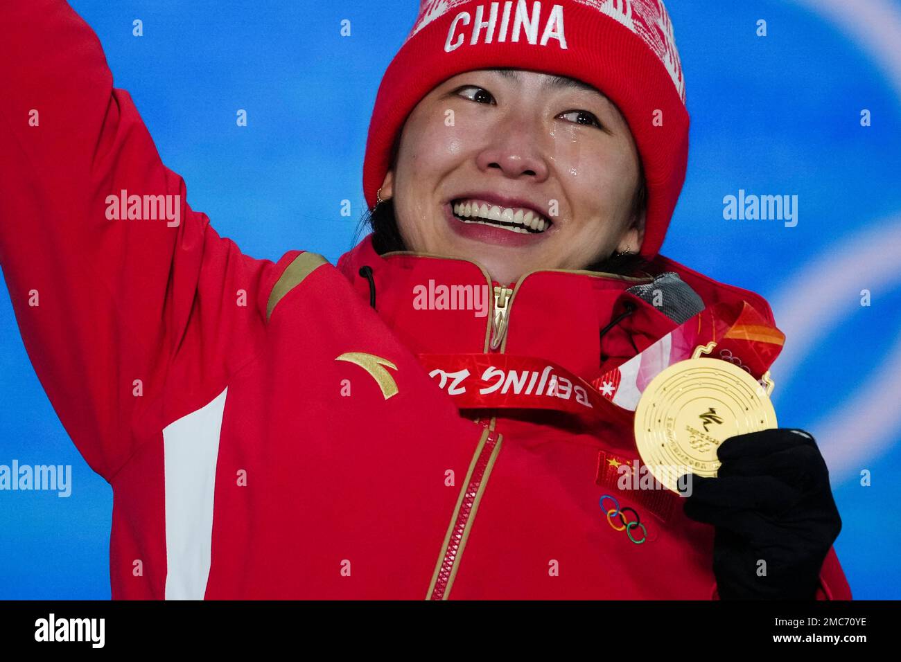 Xu Mengtao, of China, shows her gold medal from during the women's ...