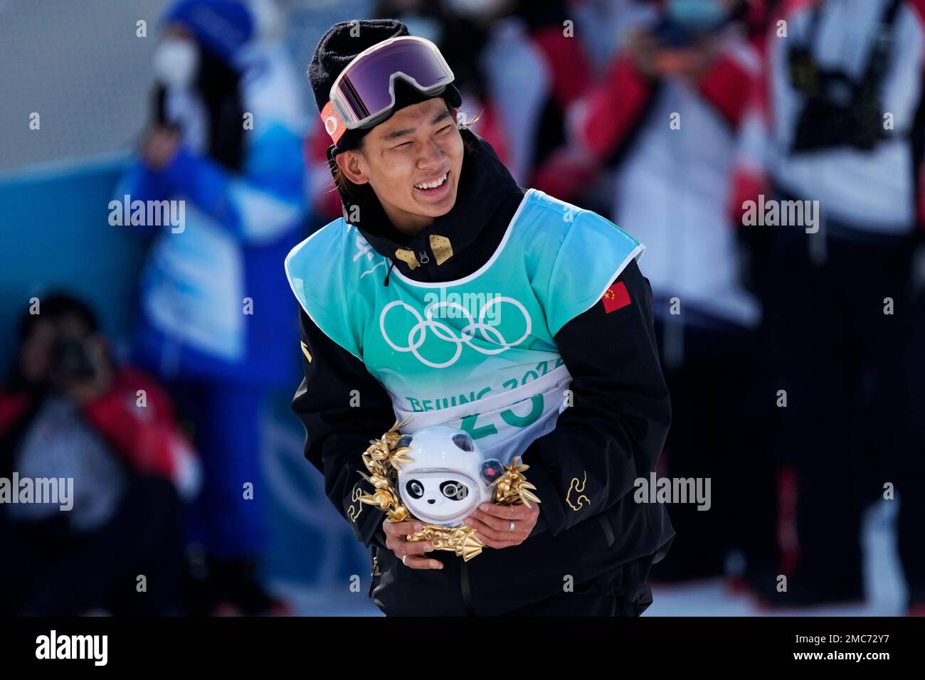 Su Yiming of China celebrates his gold medal during a venue ceremony in ...