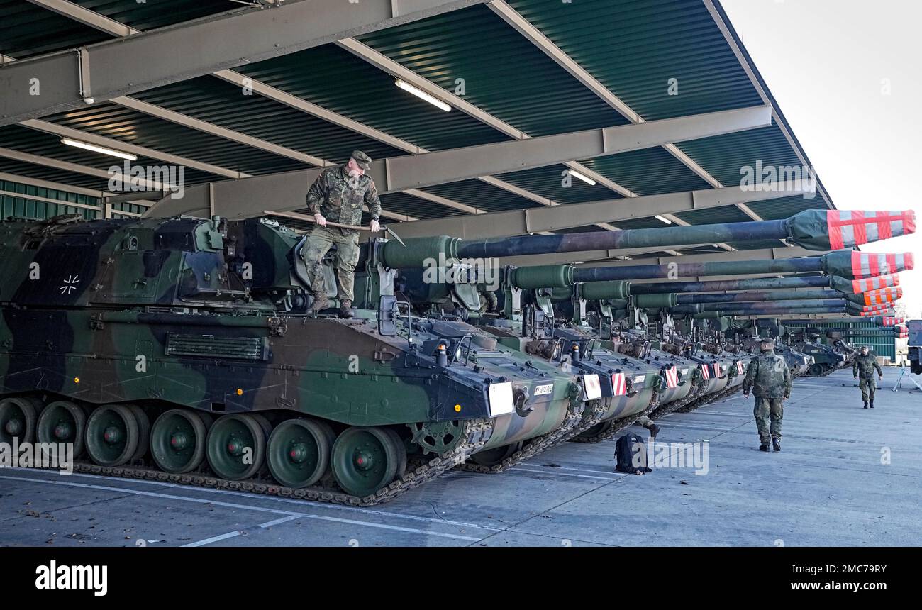 German soldiers prepare tank howitzers for transport to Lithuania at ...