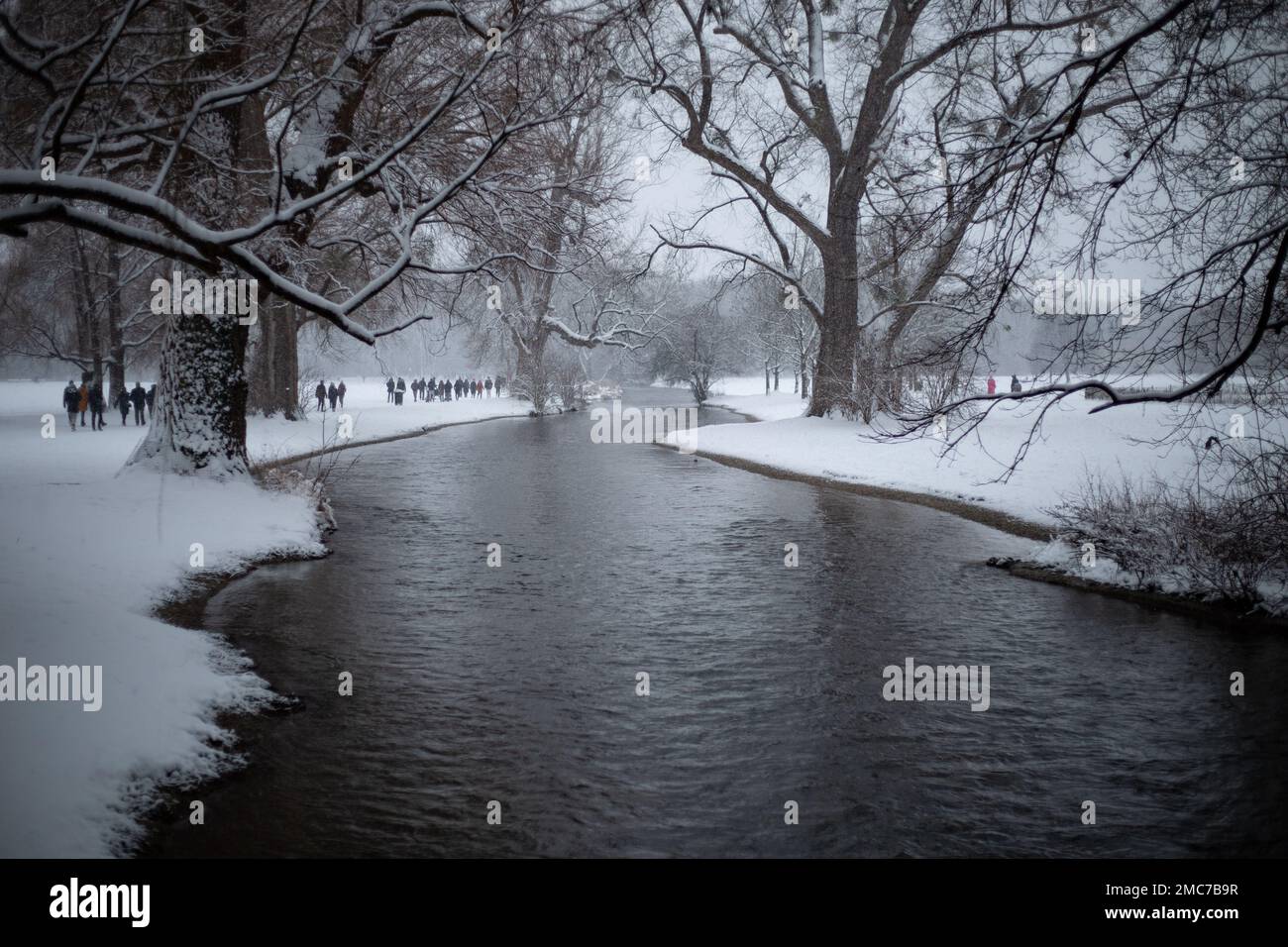Families enjoy the day and go sledging in the English Garten in Munich ...