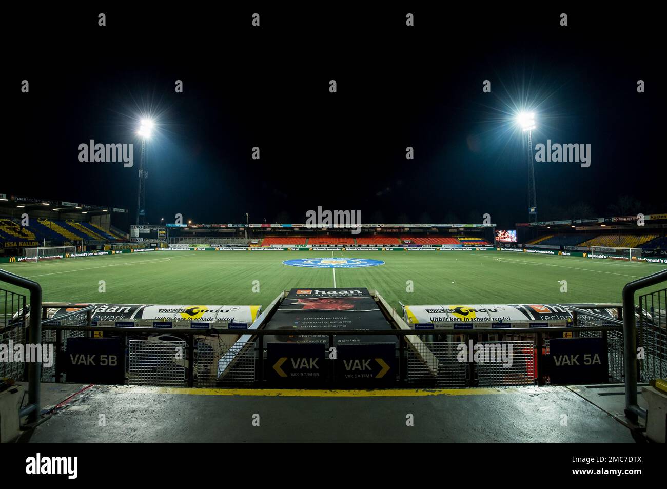 Floodlight stadium premier league hi-res stock photography and images ...