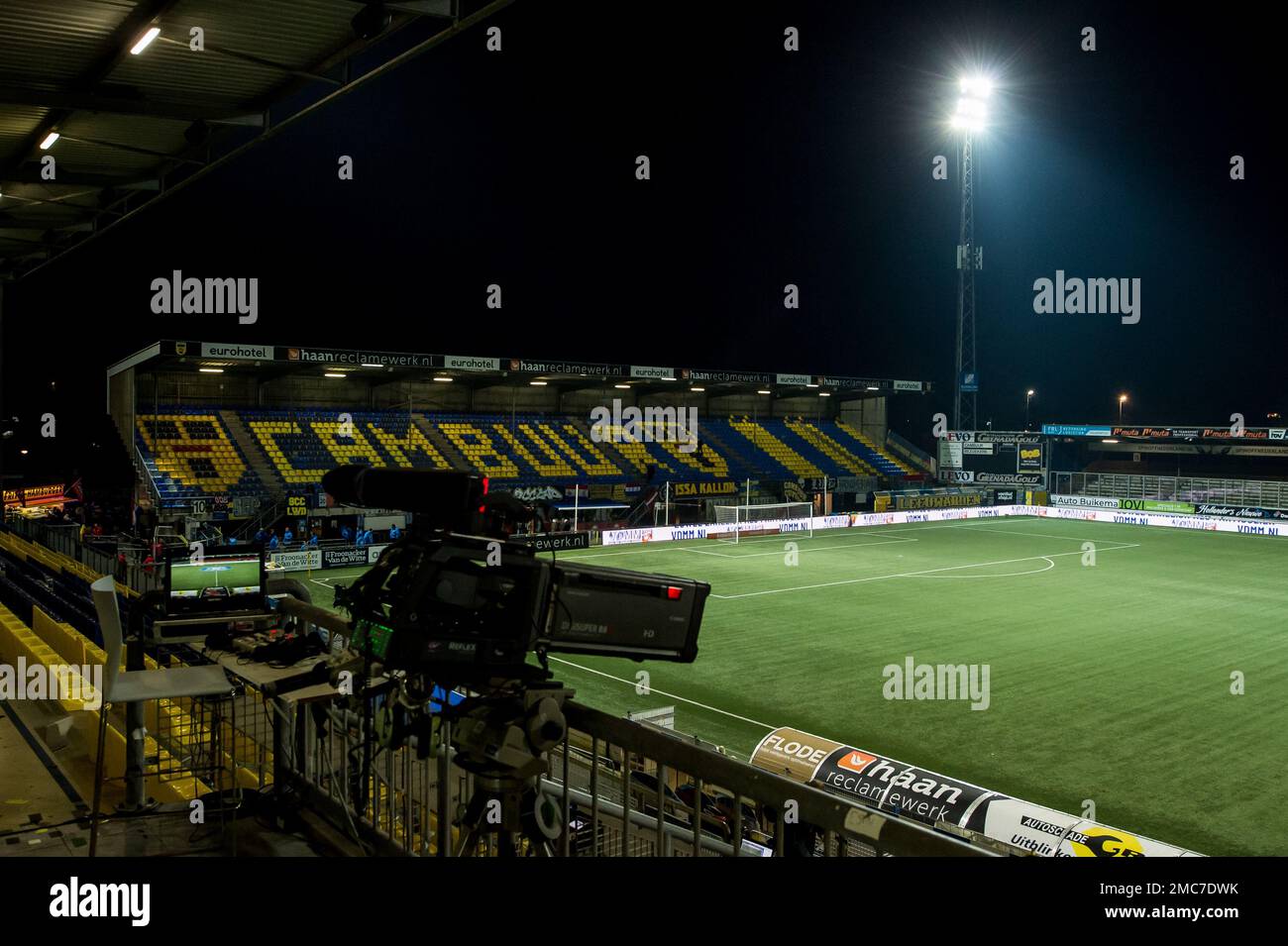 Floodlight stadium premier league hi-res stock photography and images ...